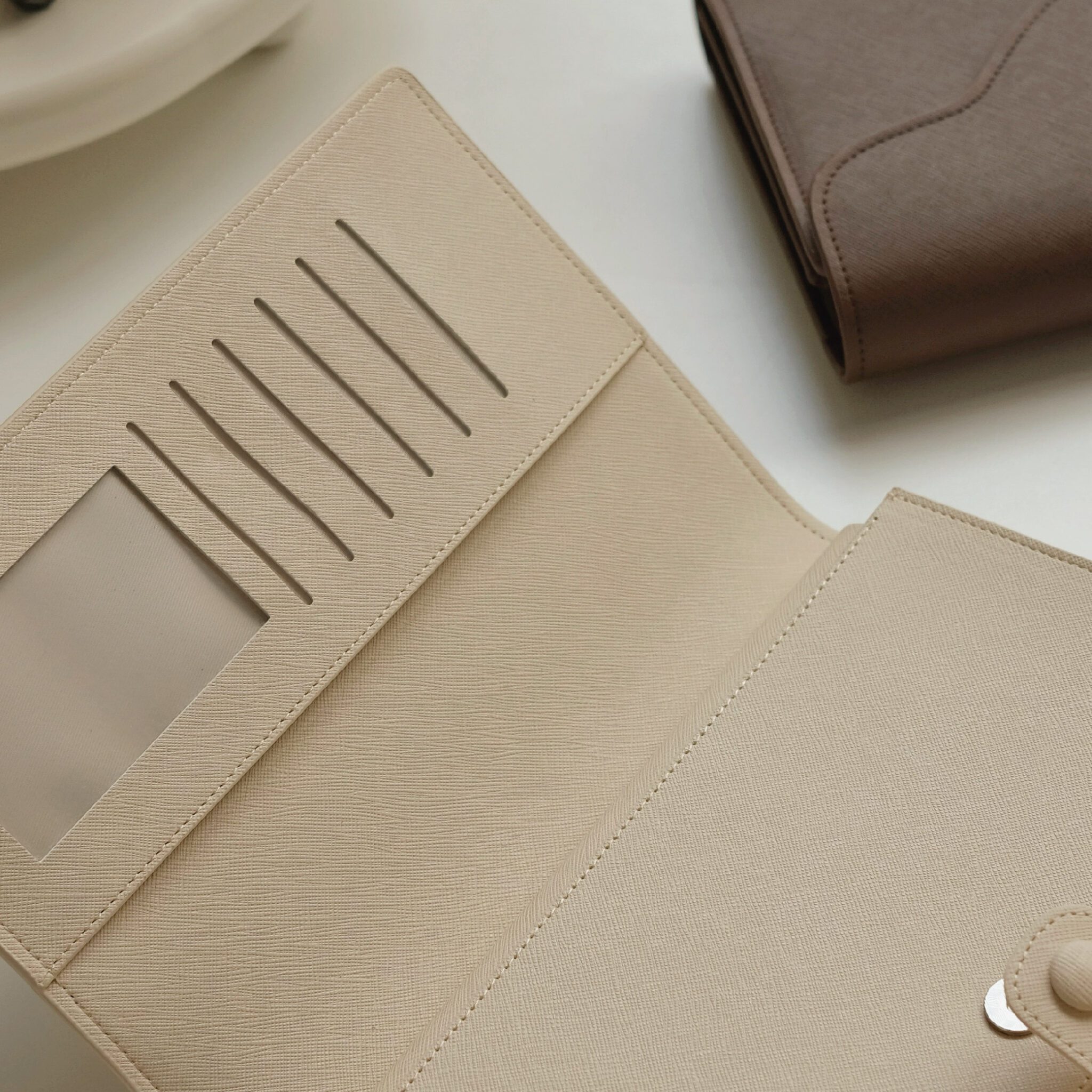 Classique Pouch – Cream Couch